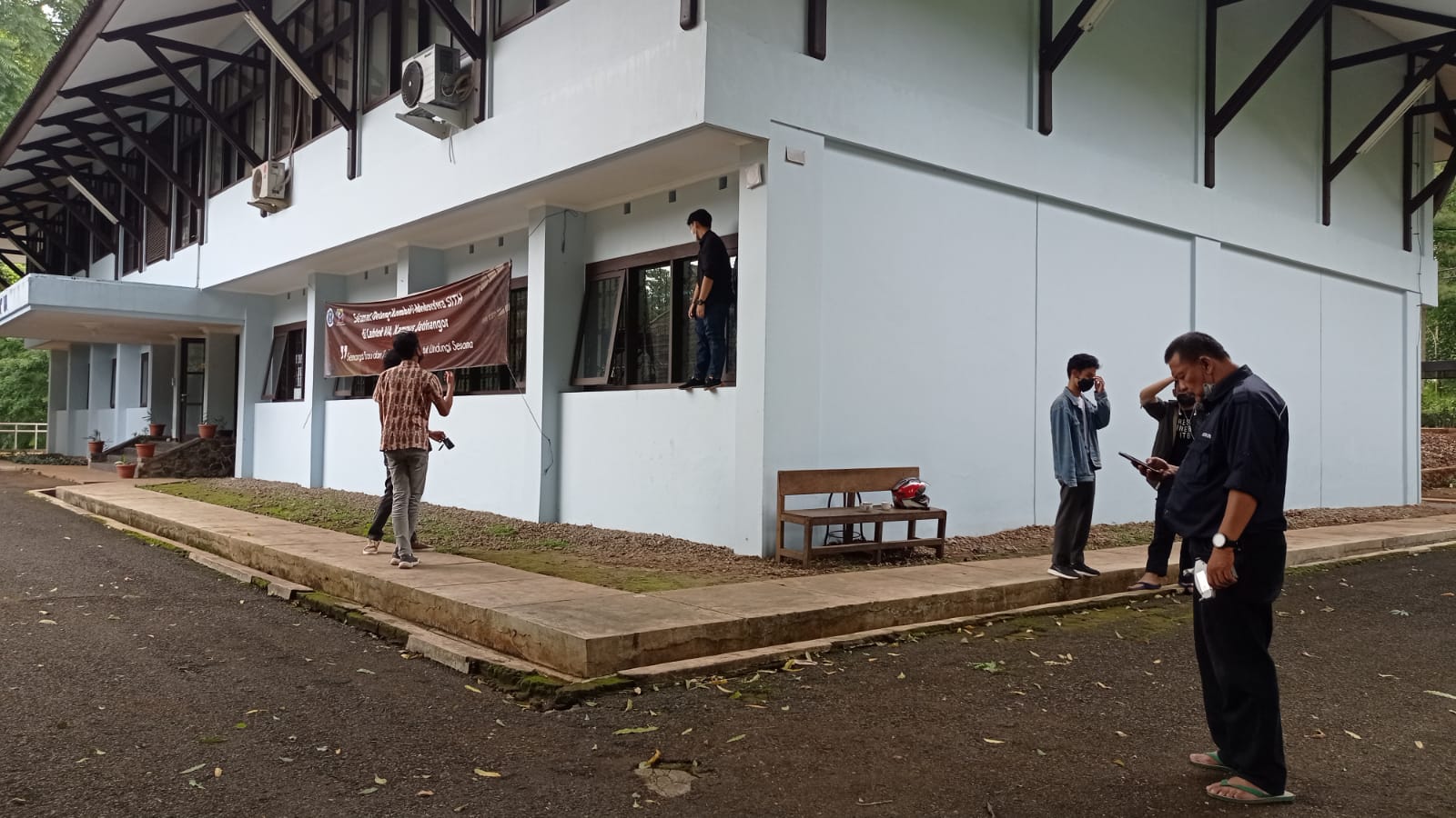 Pemasangan Access Point di Gedung Kehutanan Selasar Kiri Dekat Pos Satpam