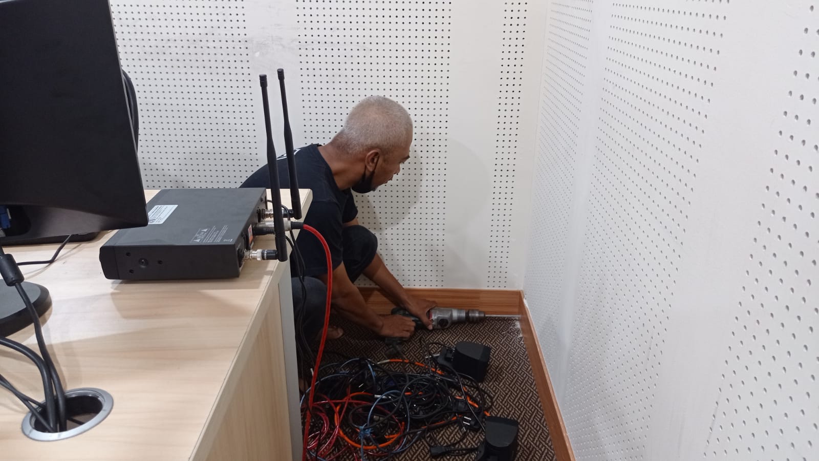 Penarikan Kabel Internet Ke Ruang Studio