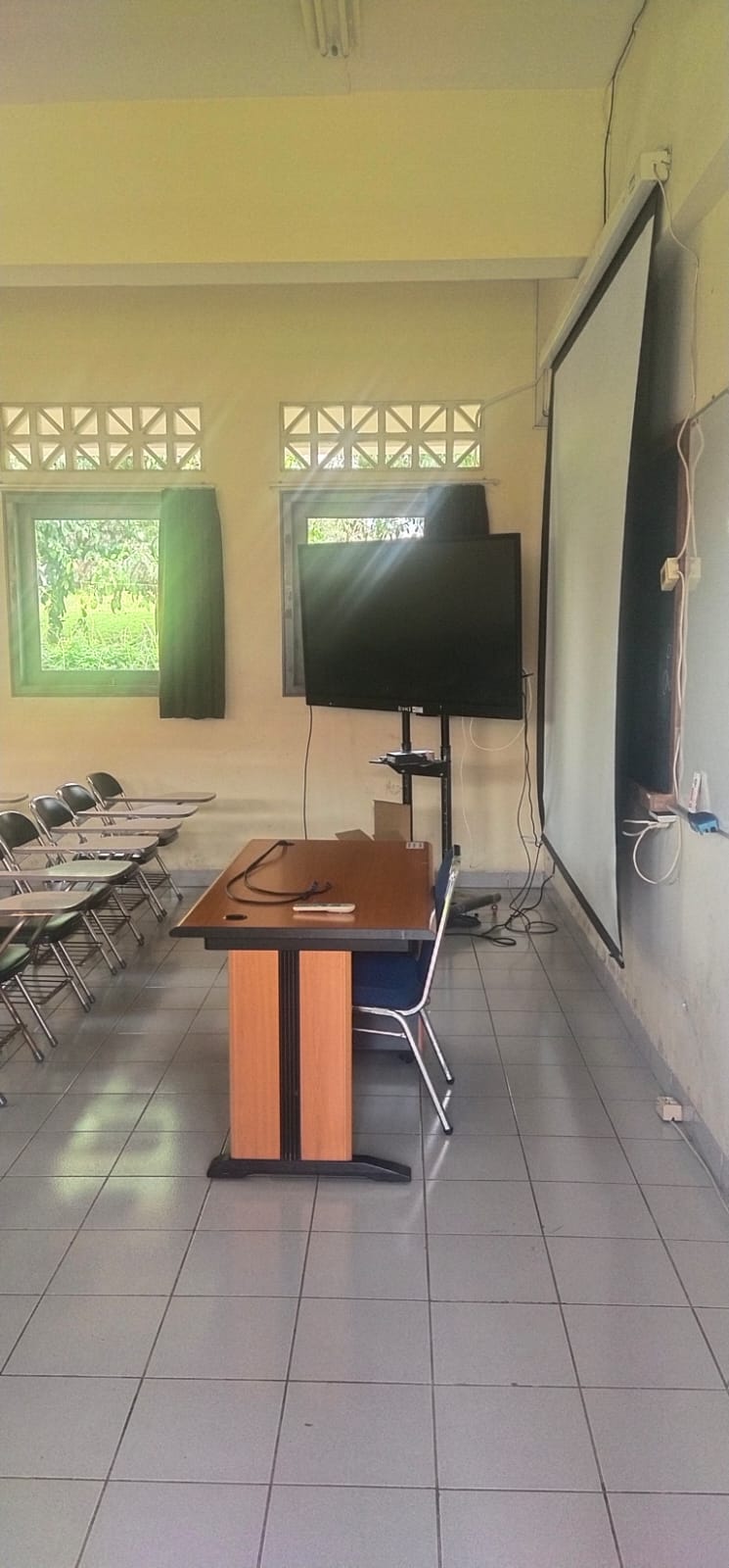 Kelas Hybrid gedung A1.9603