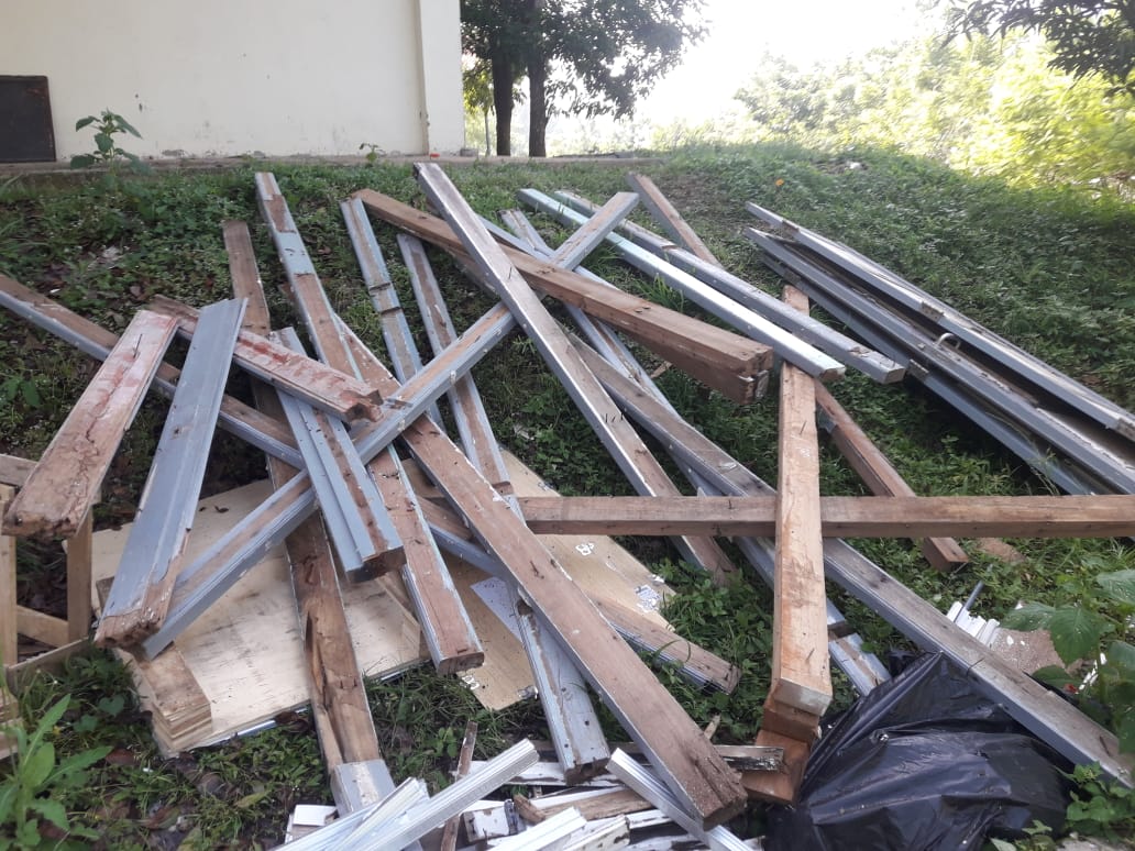 Ngangkut bongkaran dari gd lab kimia ke gd lab kayu.